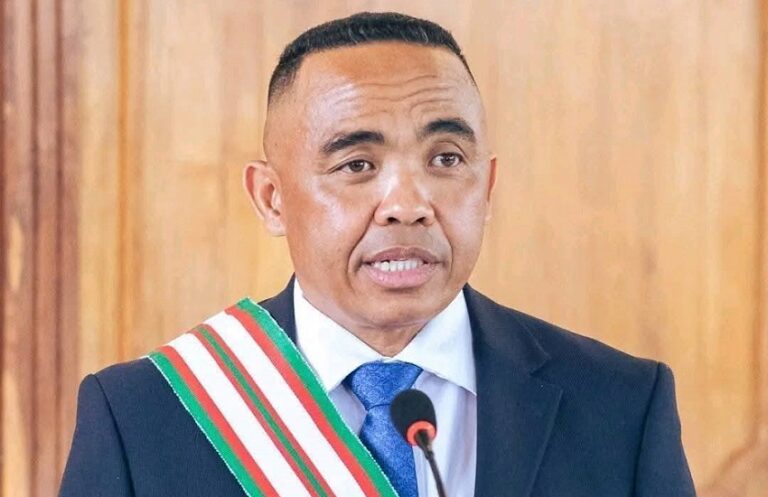 Madagascar : le colonel Michaël Randrianirina prête serment comme ...