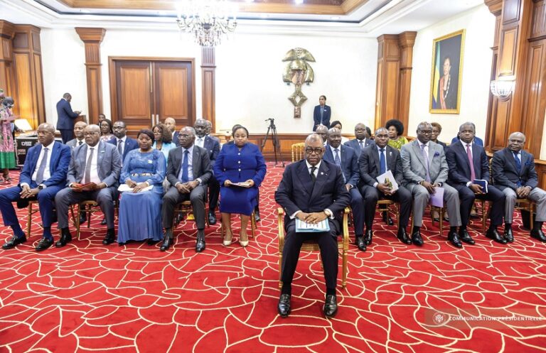 Gabon : le gouvernement démissionne après les élections, conformément à ...